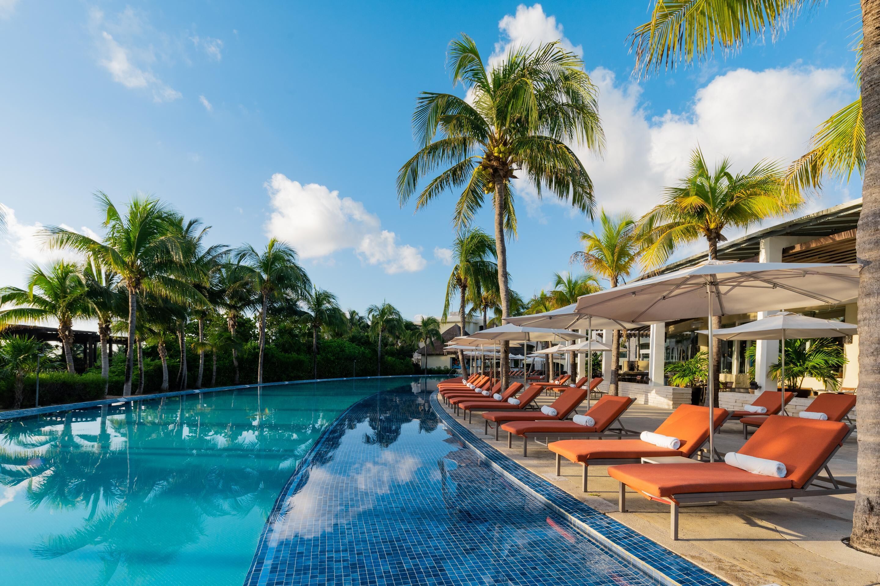 9 piscinas exteriores, guarda-sóis, espreguiçadeiras 