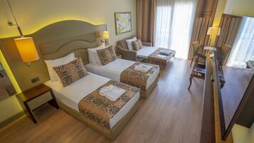Quarto de hotel com duas camas de solteiro, uma escrivaninha e uma cadeira.