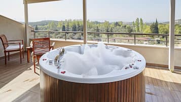 Suite Presidencial, 1 cama king-size | Banheira de hidromassagem exterior