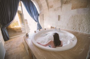Premium Honeymoon Cave Suite | Banheira de hidromassagem