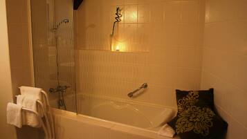 Quarto Twin Comfort | Casa de banho | Artigos de higiene pessoal grátis, toalhas fornecidas