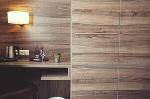 Quarto Individual Comfort, não fumadores, vista para a montanha | Cofre no quarto, com decoração personalizada, secretária 