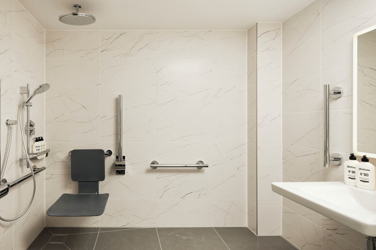 Secretária, ferro/tábua de engomar, Wi-fi grátis