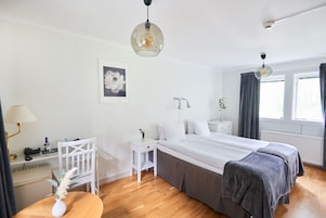 Quarto duplo standard | Frigobar, escrivaninha, ferros/tábuas de passar roupa, Wi-Fi de cortesia