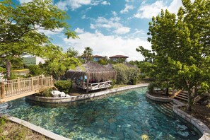 Piscina exterior sazonal, uma piscina com cascata, guarda-sóis 