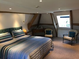 Quarto duplo premium | Roupas de cama premium, escrivaninha, ferros/tábuas de passar roupa