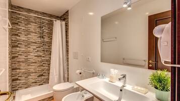 Quarto quádruplo luxo | Banheiro | Chuveiro, secador de cabelo, bidê, toalhas de banho