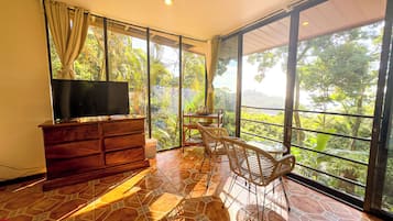 Quarto Superior, vista para o oceano | 1 quarto, cofre no quarto, Wi-fi grátis, roupa de cama fornecida