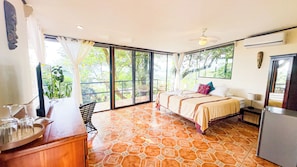 Quarto superior, vista para o oceano | Cofres nos quartos, Wi-Fi de cortesia, roupa de cama