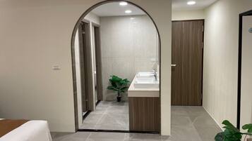 Quarto, varanda | Casa de banho | Artigos de higiene pessoal grátis, um secador de cabelo, chinelos