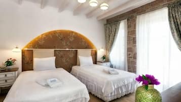 Minibar, cofre no quarto, secretária, quartos insonorizados