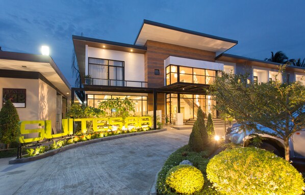 Fachada do alojamento (tarde/noite)