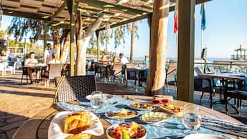 2 restaurantes, pequenos-almoços servidos, cozinha internacional