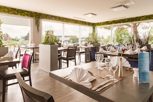 Almoços e jantares servidos, incluindo cozinha francesa 