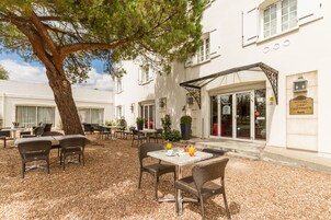 Pequeno-almoço tipo buffet diário (12 EUR por pessoa) 