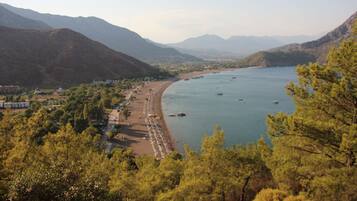 Na praia, areia branca, serviço de traslado de/para a praia grátis
