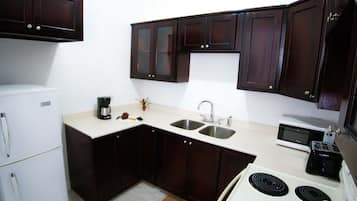 Um frigorífico, um micro-ondas, um forno, uma placa de cozinha