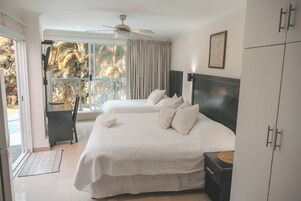 Suíte família | Cofres nos quartos, ferros/tábuas de passar roupa