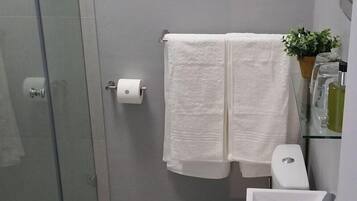 Um polibã, artigos de higiene pessoal grátis, toalhas fornecidas