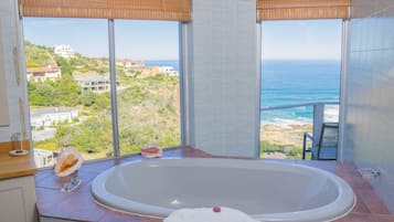 Quarto luxo, 1 cama King, vista para o mar | Banheiro | Produtos de toalete grátis, secador de cabelo, roupões de banho