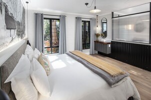 Apartamento design | Cofres nos quartos, cortinas blackout, ferros/tábuas de passar roupa