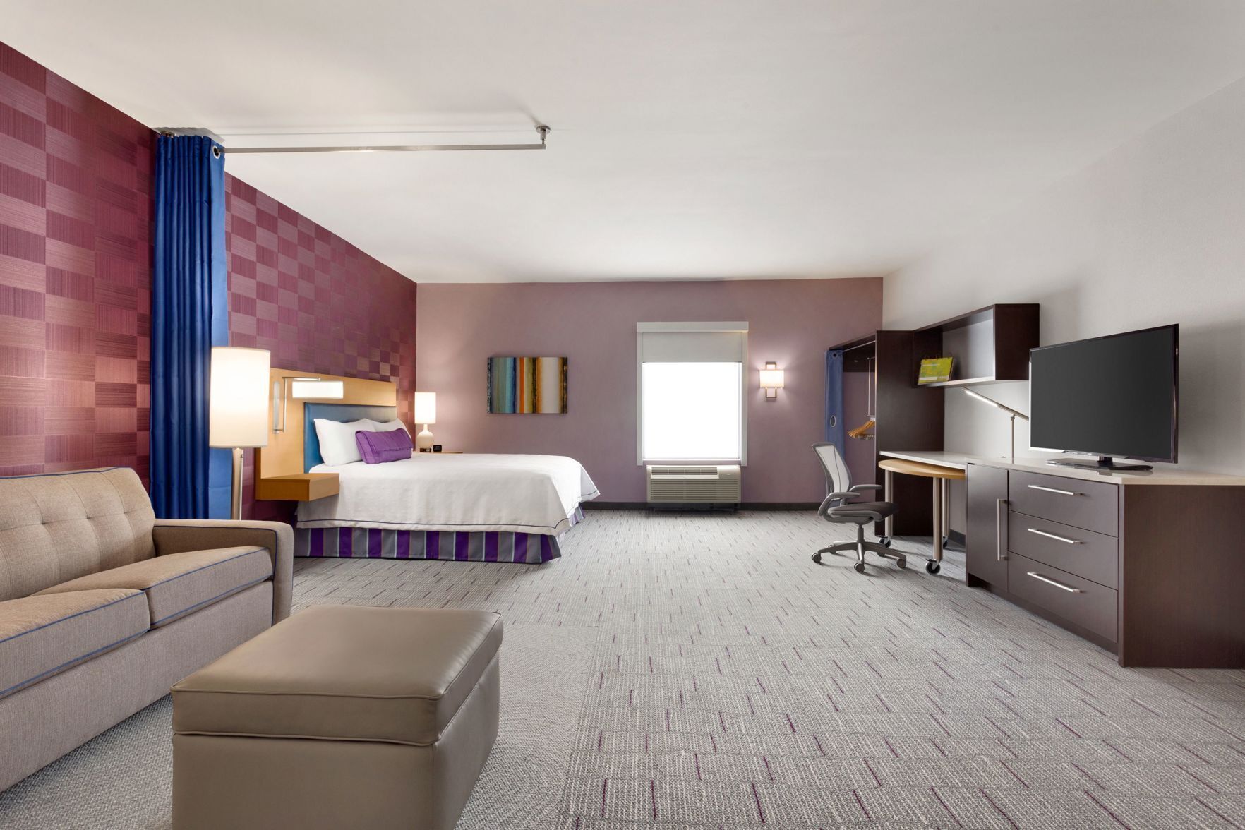 Roupas de cama premium, cofres nos quartos, escrivaninha