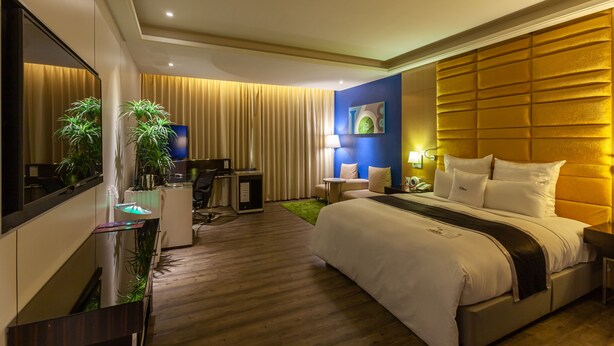 Quarto casal luxo, 1 cama King | Roupas de cama premium, frigobar, escrivaninha, quartos à prova de som