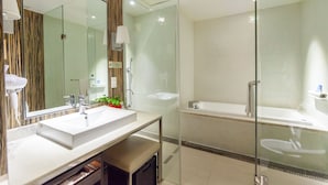 Quarto casal clássico | Banheiro | Produtos de toalete grátis, secador de cabelo, chinelos, bidê