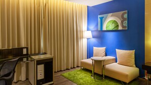 Quarto casal luxo, 1 cama King | Roupas de cama premium, frigobar, escrivaninha, quartos à prova de som