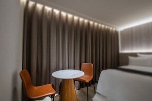 Quarto Quádruplo Empresarial (no parking) | Roupa de alta qualidade, minibar grátis, cortinas/cortinados opacos 