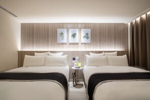 Quarto Quádruplo Empresarial (no parking) | Roupa de alta qualidade, minibar grátis, cortinas/cortinados opacos 