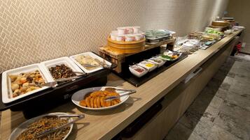 Pequeno-almoço tipo buffet diário (1700 JPY por pessoa)