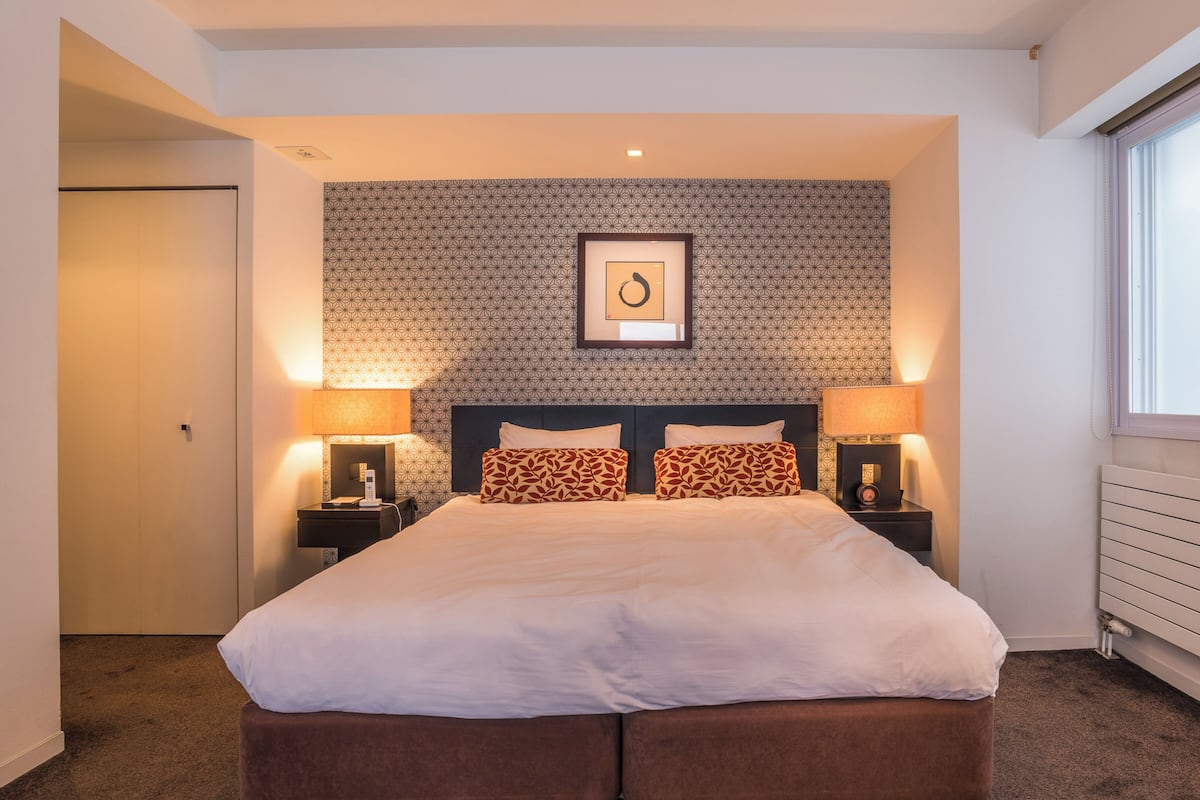 Roupas de cama premium, escrivaninha, ferros/tábuas de passar roupa