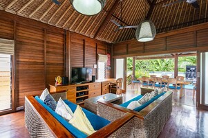 Estúdio Standard, 1 cama king-size, junto à piscina | Sala de estar | Televisor LED de 45 cm com canais via satélite, televisor 