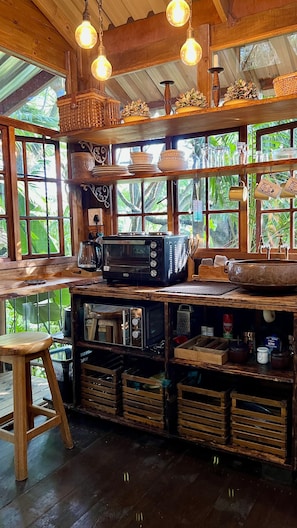 TREE HOUSE  | Cozinha privada | Geladeira grande, micro-ondas, fogão, cooktop