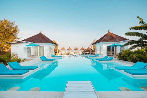 Piscina externa, espreguiçadeiras
