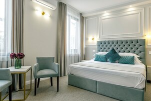 Quarto casal ou duplo luxo, 1 quarto | Roupas de cama premium, frigobar, cofres nos quartos, escrivaninha