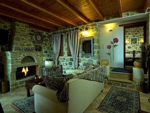 Vila, 2 quartos, vista para o mar (Duplex, Pleiades) | Área de estar | TV de tela plana 22 polegadas com canais via satélite, TV, lareira