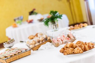 Café da manhã com buffet todos os dias (EUR 15 por pessoa) 