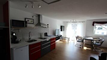 Um frigorífico, um micro-ondas, uma placa de cozinha