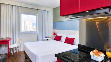 Frigobar, cofres nos quartos, escrivaninha, cortinas blackout