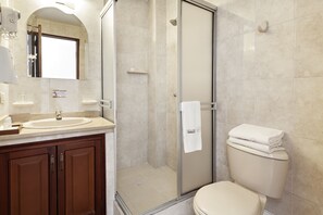 Chuveiro, produtos de toalete grátis, secador de cabelo 