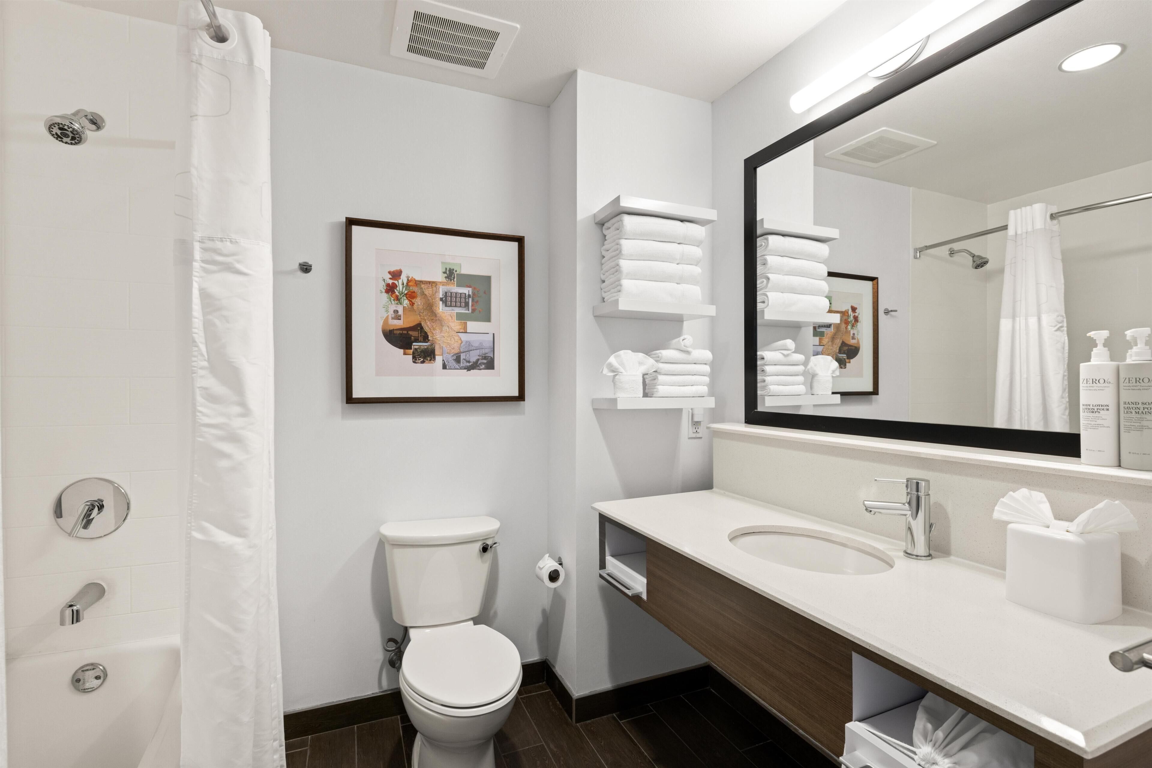 Quarto, 2 camas queen-size, acessível, não fumadores | Casa de banho | Um polibã, toalhas fornecidas 