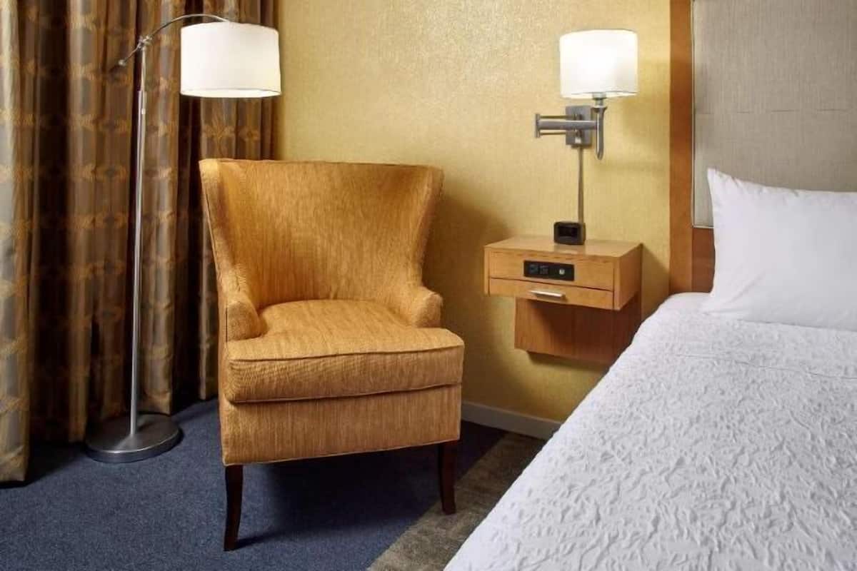 Cofre no quarto, secretária, ferro/tábua de engomar