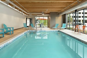 Piscina interior, espreguiçadeiras