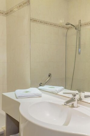 Quarto Individual Comfort | Casa de banho | Artigos de higiene pessoal grátis, um secador de cabelo