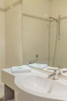 Quarto solteiro conforto | Banheiro | Produtos de toalete grátis, secador de cabelo, toalhas de banho 