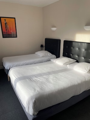 Quarto Triplo Comfort | Com decoração personalizada, com mobília individualizada, secretária