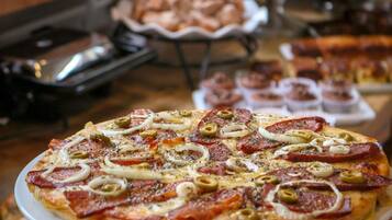 Pizza com pepperoni, azeitonas e cebolas.