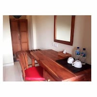 Cofres nos quartos, individualmente mobiliados, escrivaninha